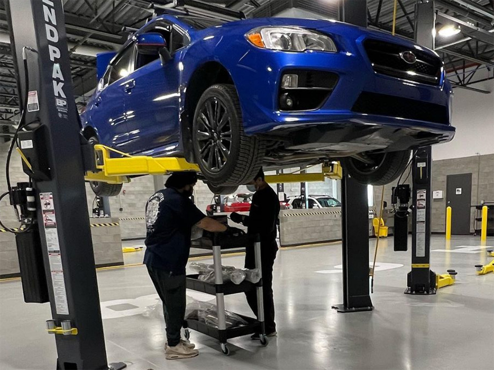 Lift bays and flat bays equipped with pro-quality tools for any job ...